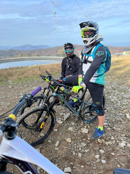 Macík a jeho výgrc zo života bikera