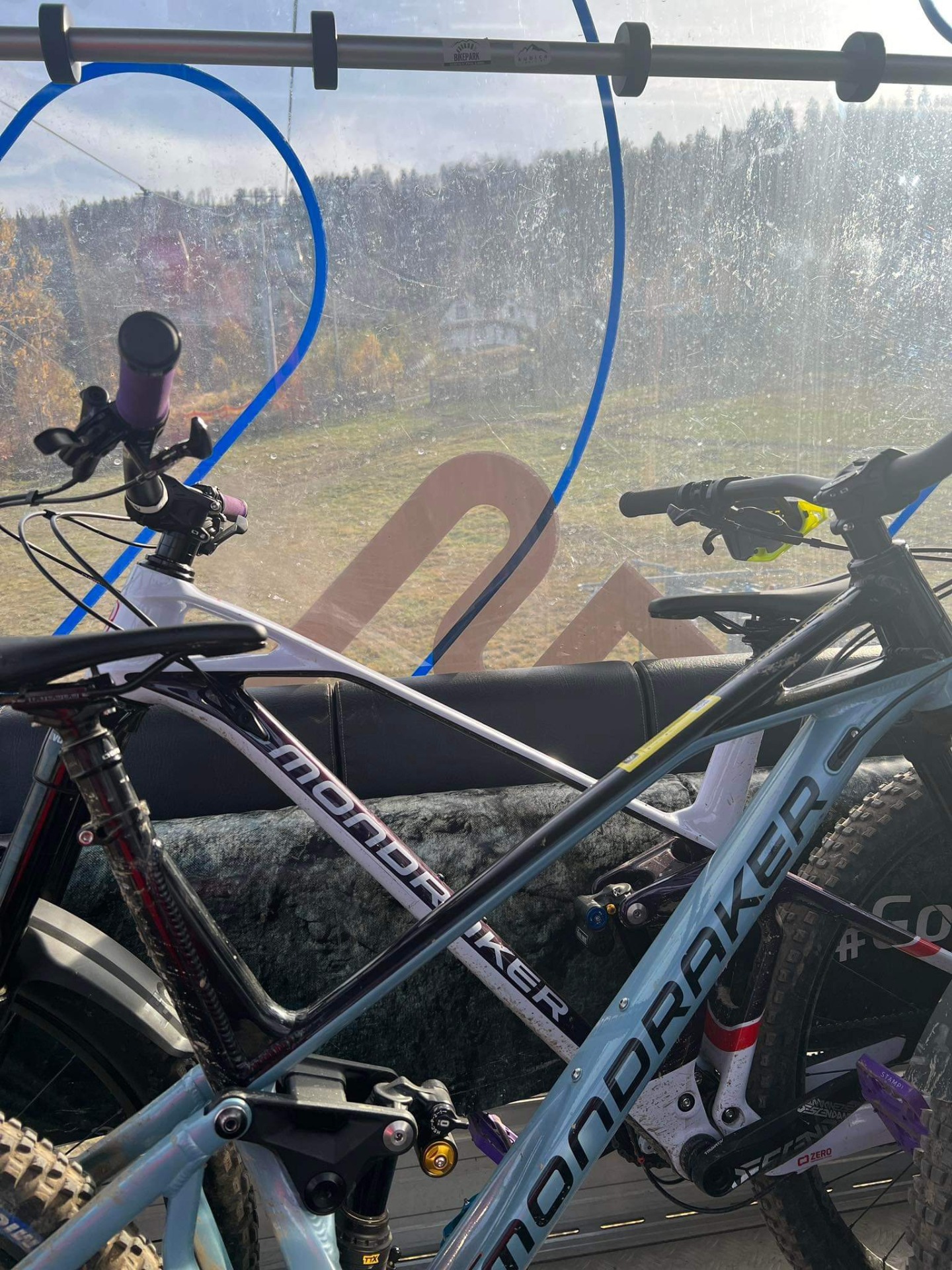 Macík a jeho výgrc zo života bikera