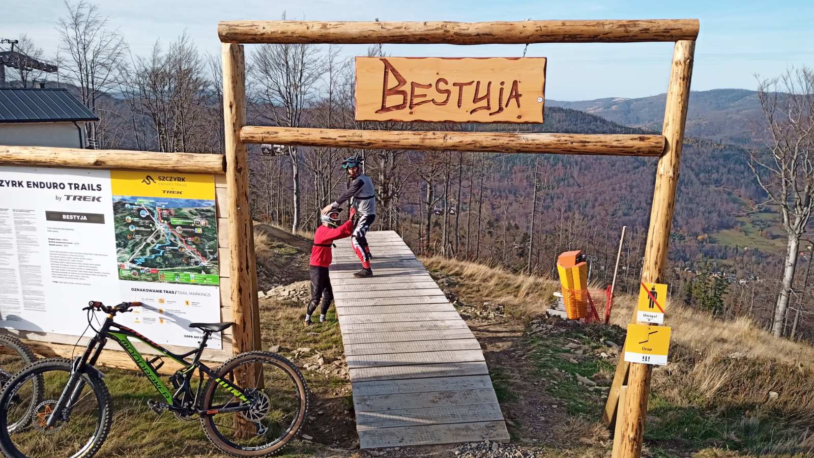 Macík a jeho výgrc zo života bikera