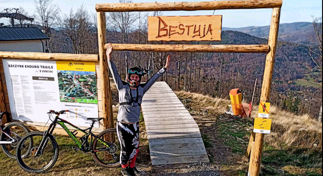 Macík a jeho výgrc zo života bikera