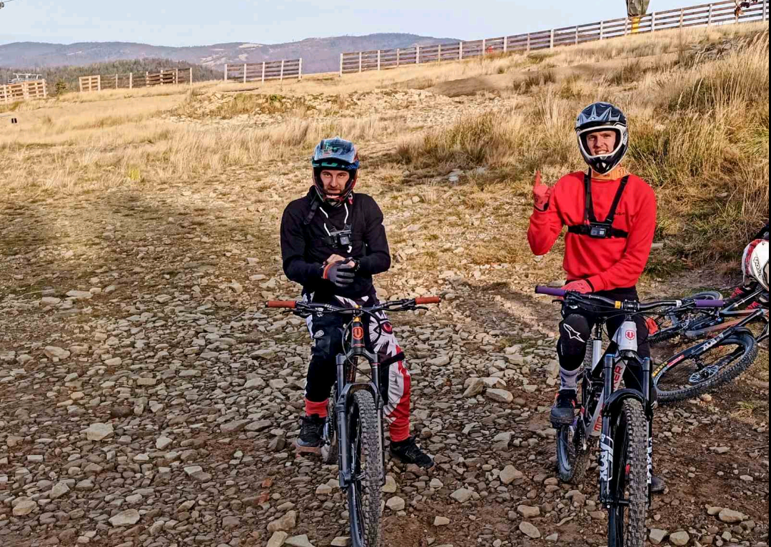 Macík a jeho výgrc zo života bikera